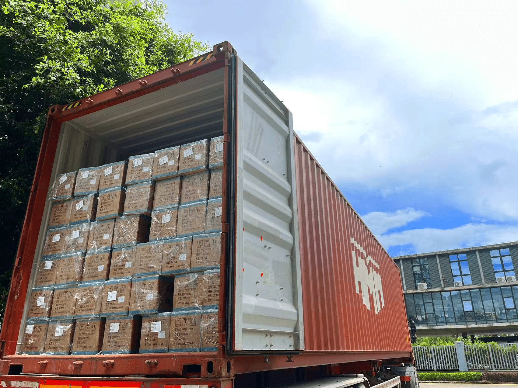 Full Color LED video display Loading a container | Uninak