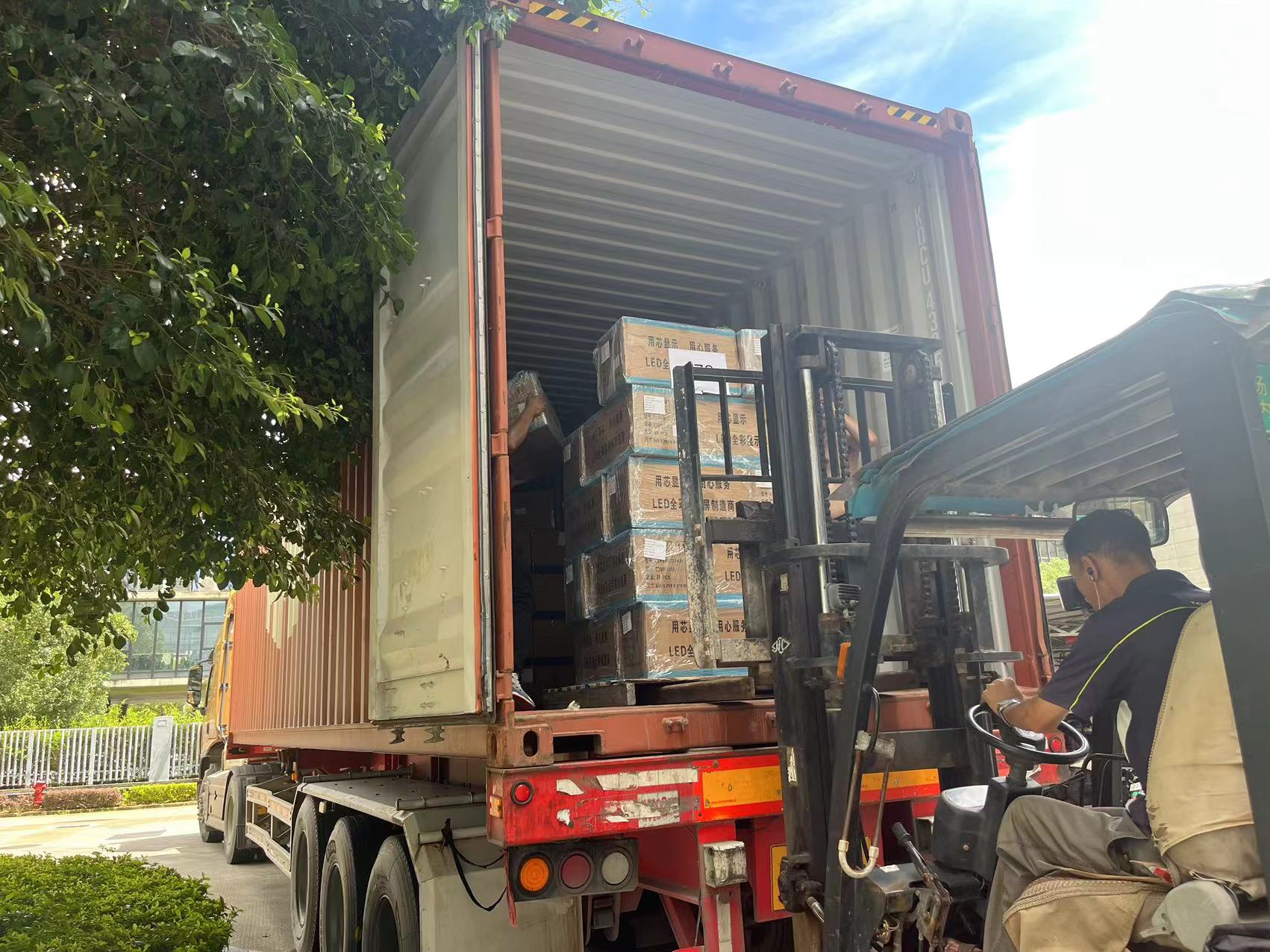 Full Color LED video display Loading a container | Uninak