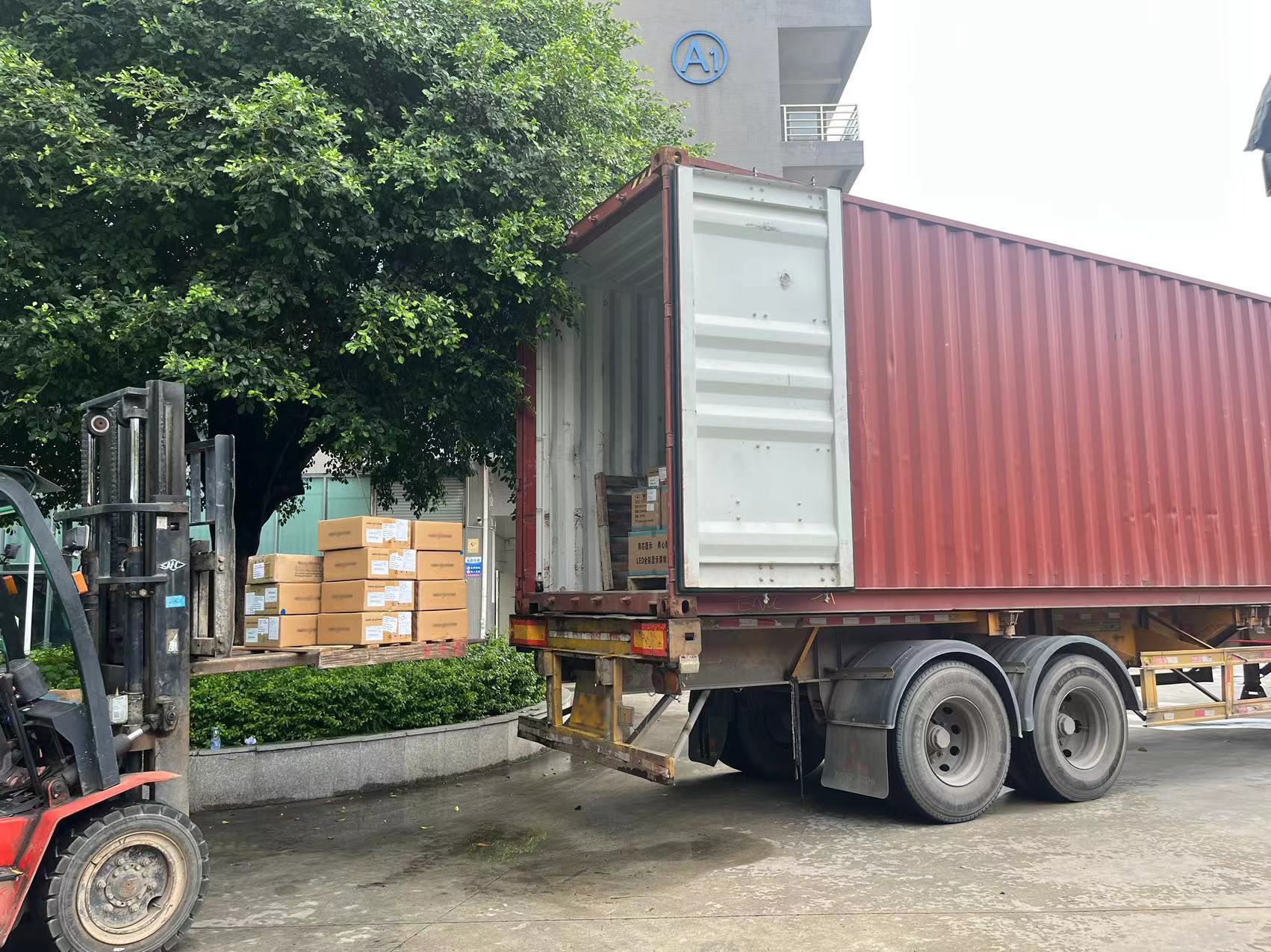 640*640 Indoor P3.076 LED video display loading a container | Uninak