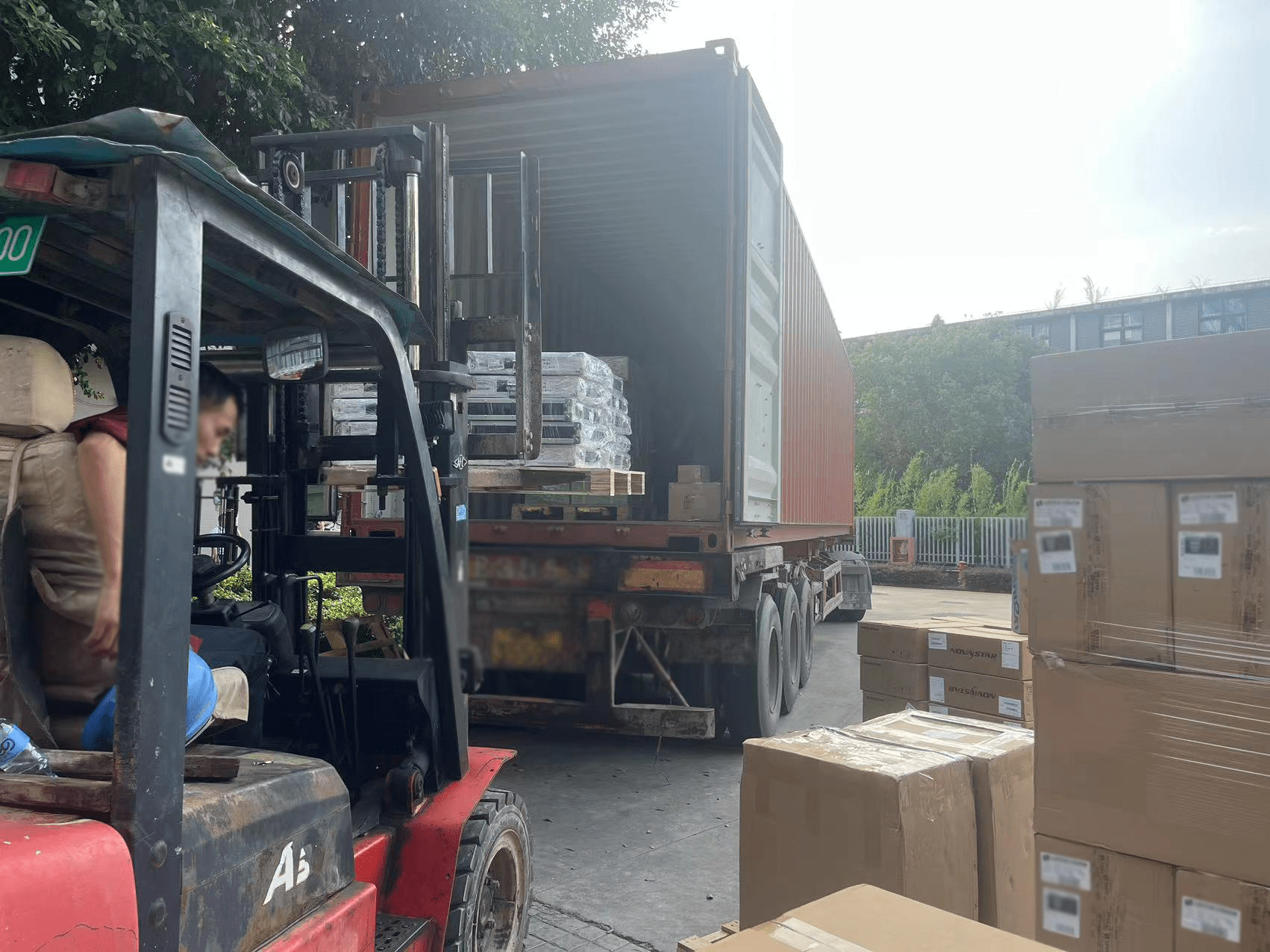 500x500 LED video display loading a container... | Uninak